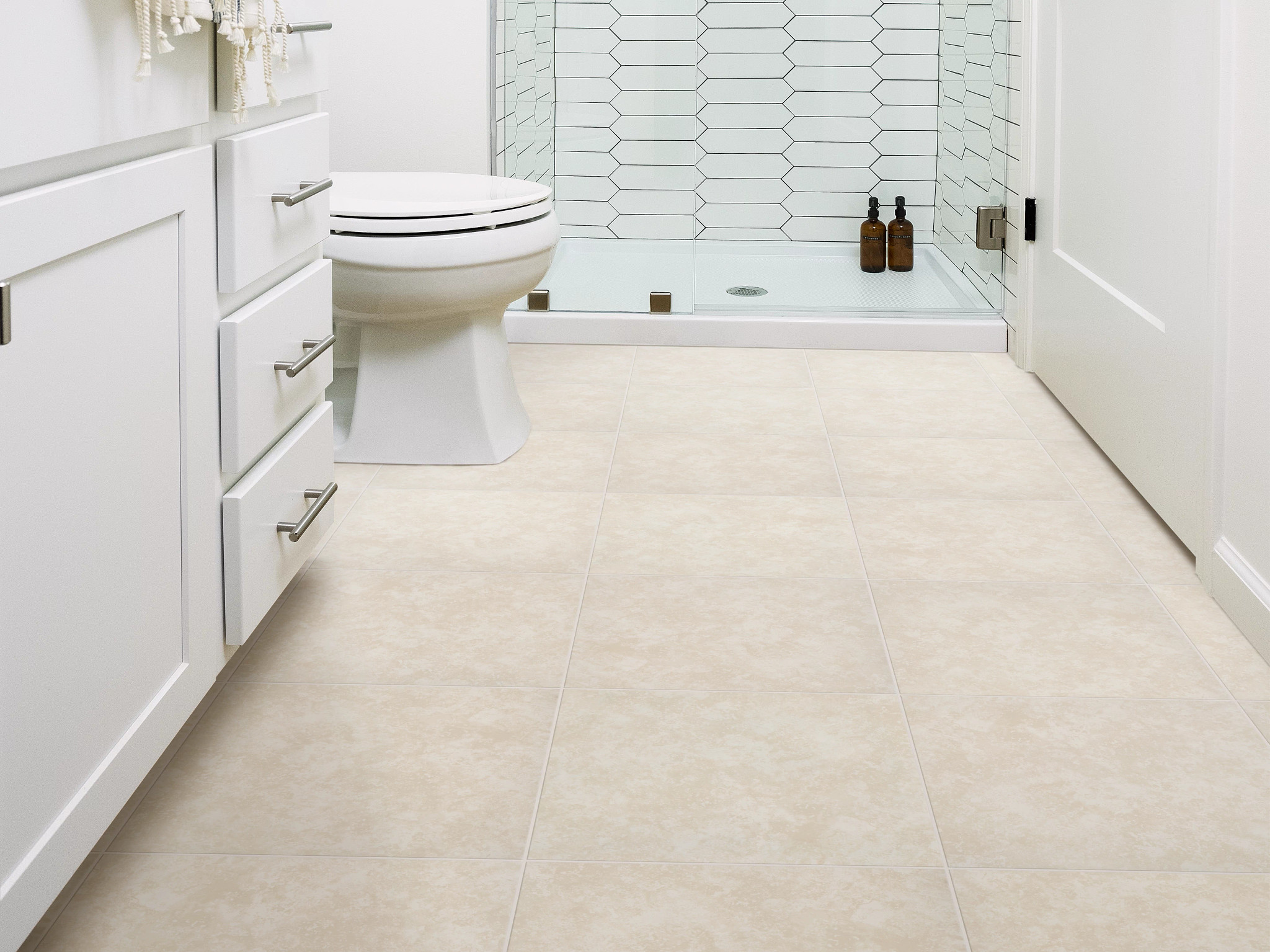 absolute_17x17 - intrinsic | ceramics | tg62f-00150 | Shaw Builder Flooring